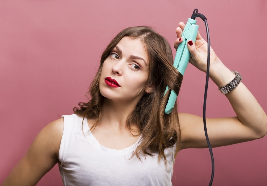 5 coiffures de star à faire juste avec un lisseur - Le Mag Beauté